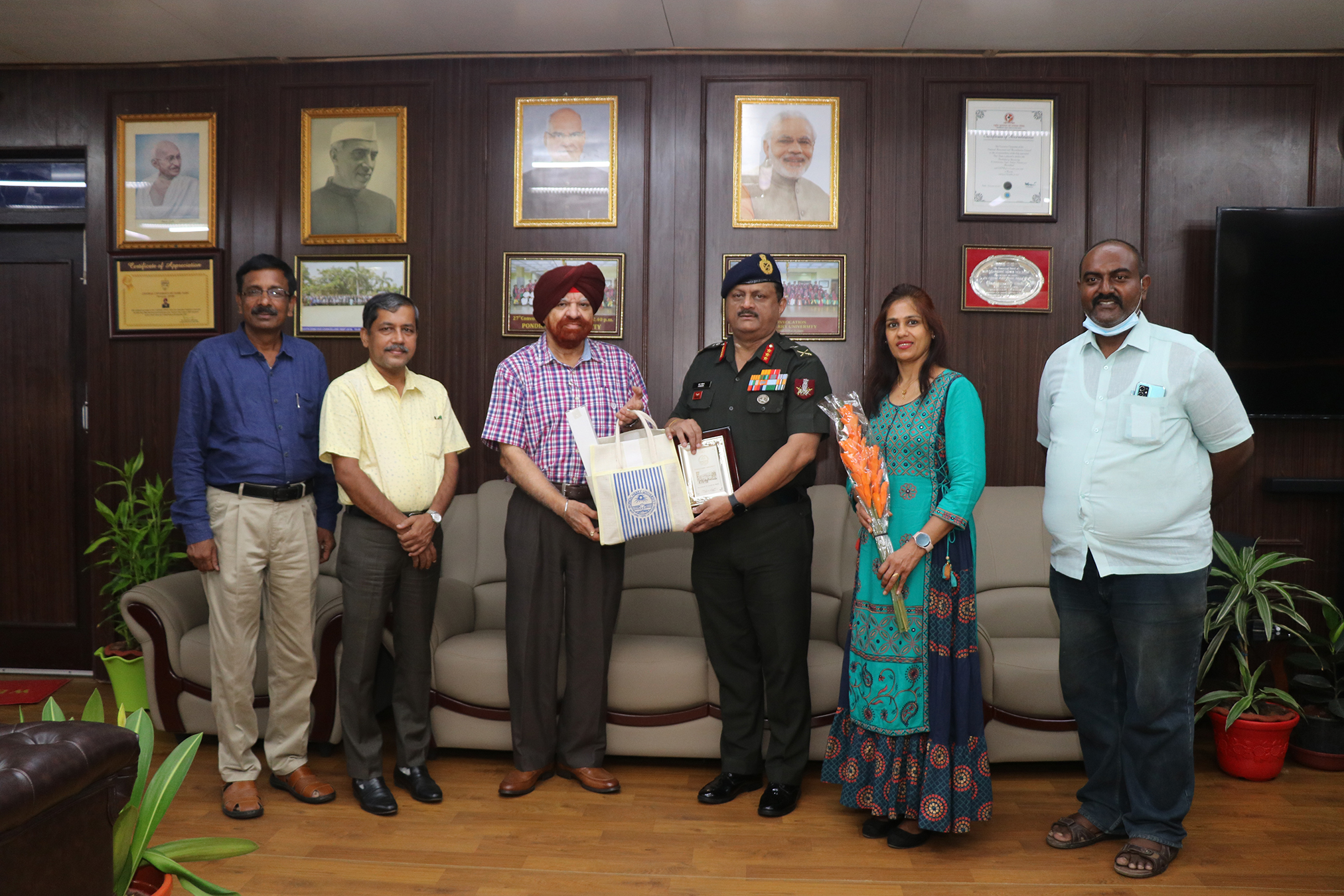 Lt. Gen. S. Mohan, AVSM, SM, VSM called on Vice-Chancellor Prof ...