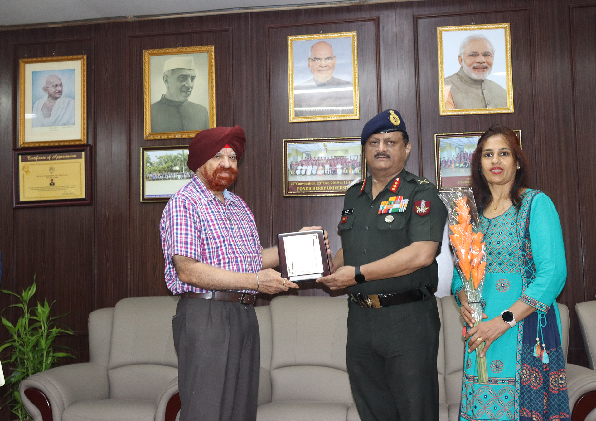 Lt. Gen. S. Mohan, AVSM, SM, VSM called on Vice-Chancellor Prof ...