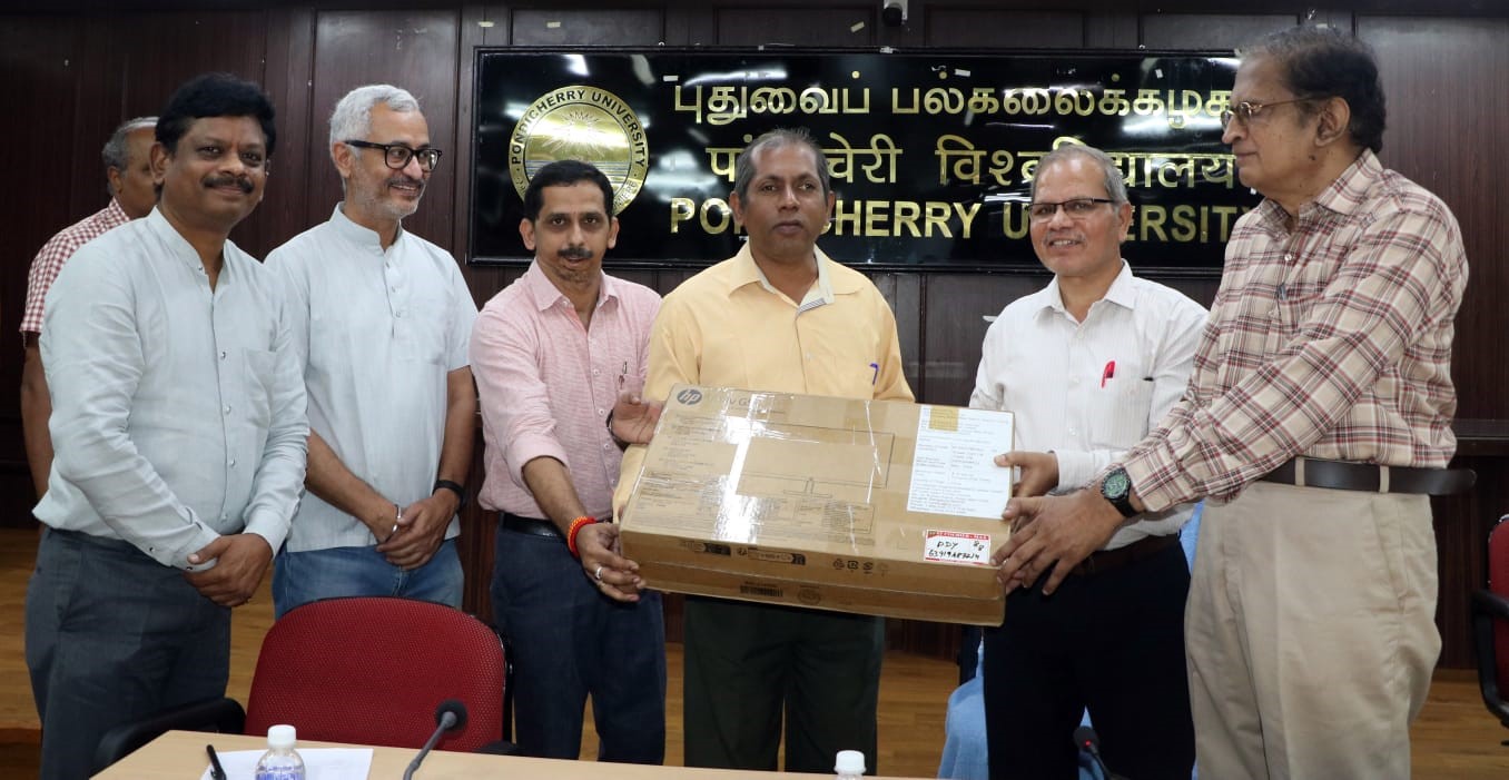 Vice Chancellor(i/c) Prof. K. Tharanikkarasu handed over the Electronic ...