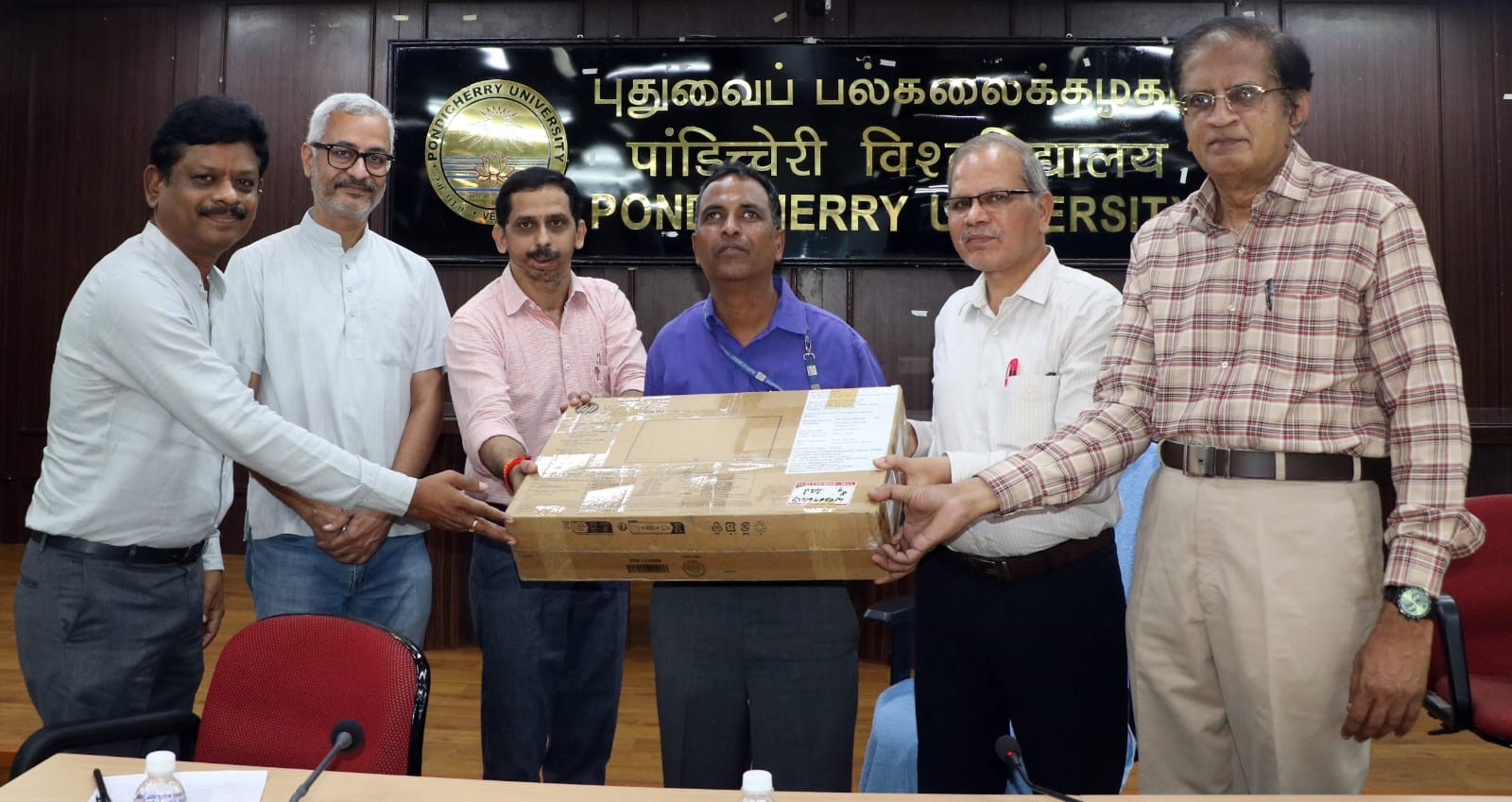 Vice Chancellor(i/c) Prof. K. Tharanikkarasu handed over the Electronic ...